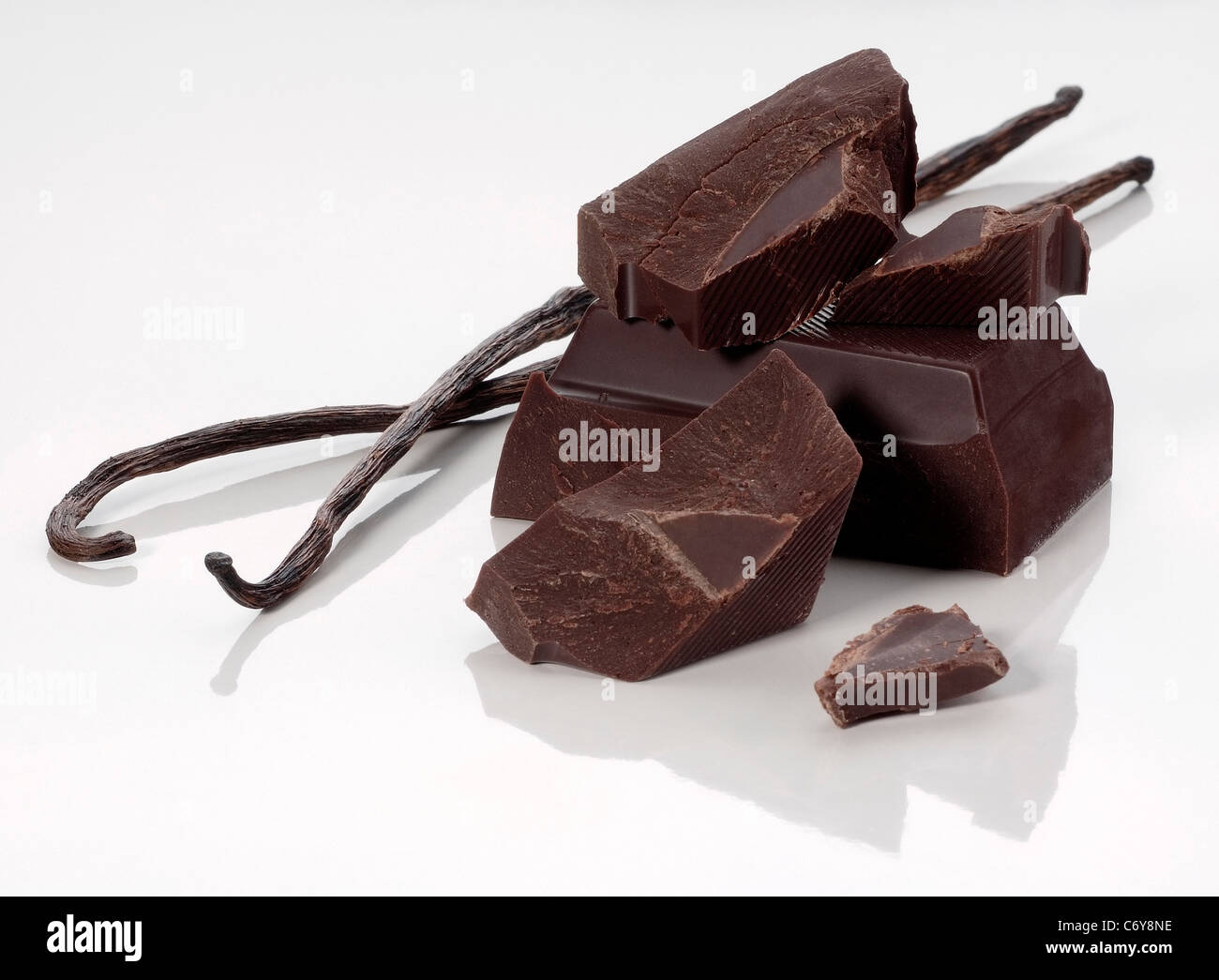 Chocolate chunks and vanilla beans Stock Photo - Alamy