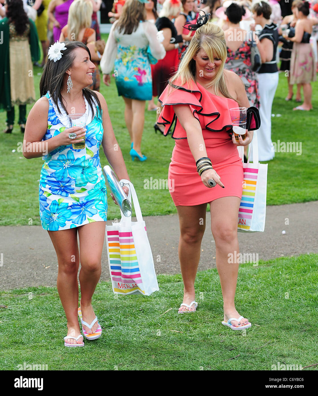 Aintree ladies day race hi-res stock photography and images - Alamy