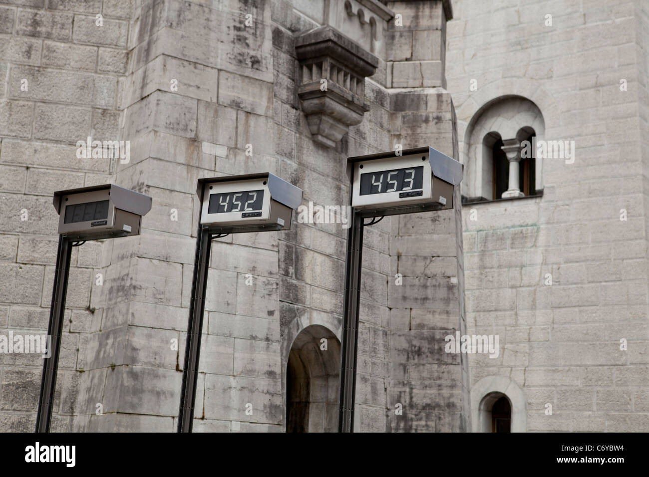 WAITING LINE TOUR NUMBERS RESERVATION TO VISIT NEUSCHWASTEIN CASTLE ...