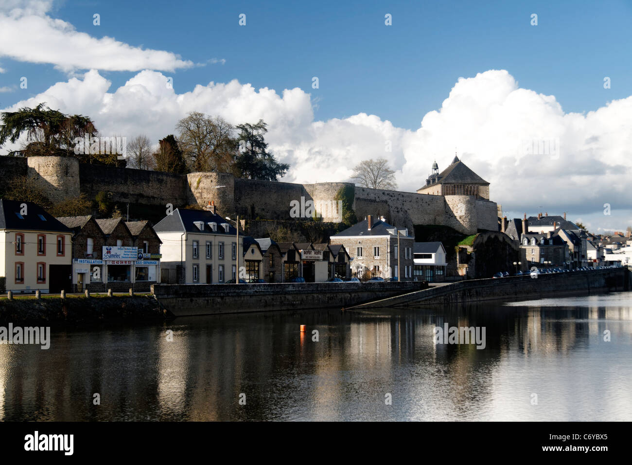 Mayenne city castle river la hi-res stock photography and images - Alamy