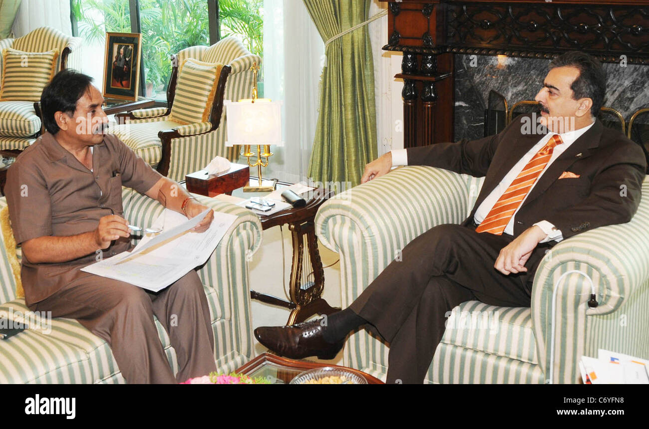 Prime Minister Syed Yousuf Raza Gilani talks with Zafar Qadir, Chairman ...
