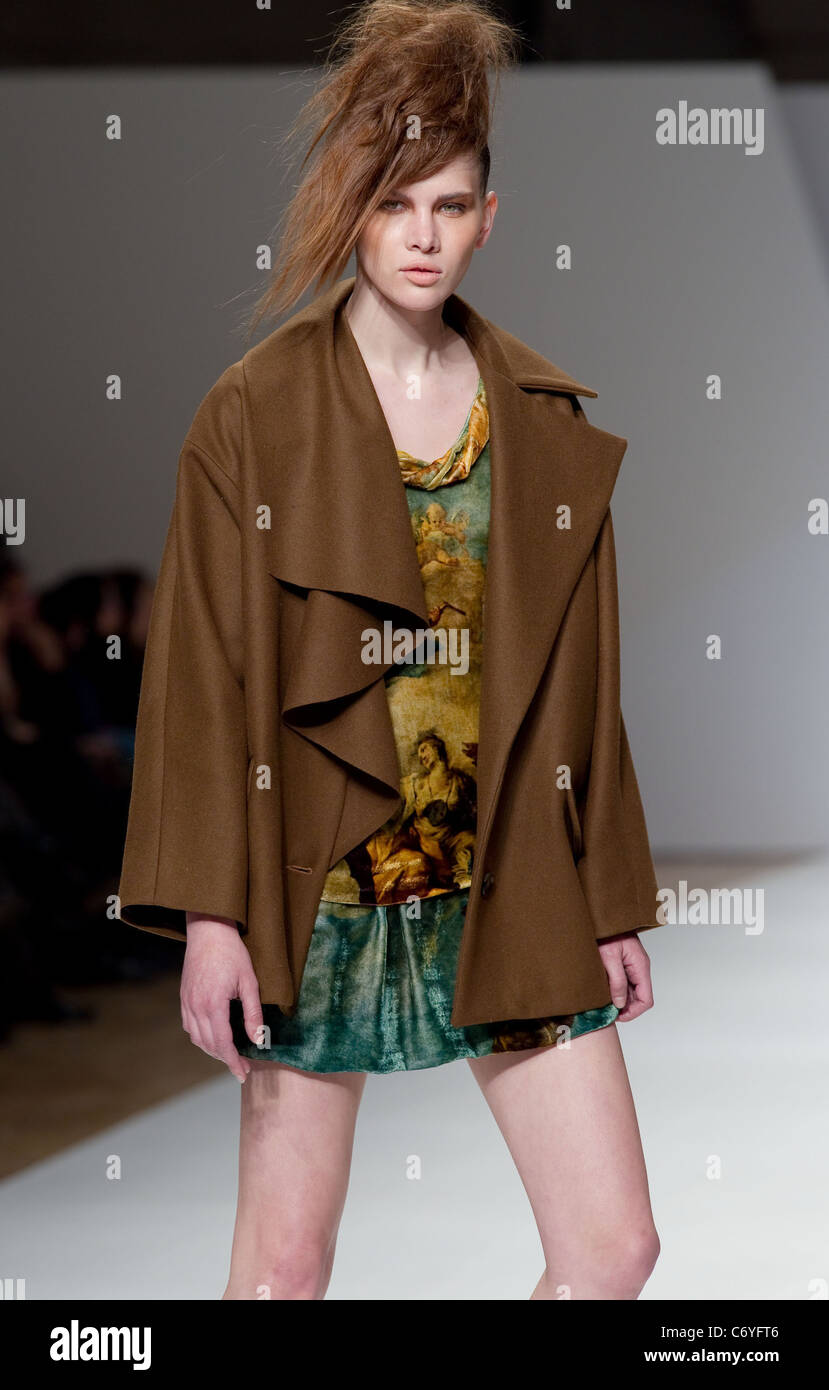 Model Portugal Fashion Re-Mixed Winter 2011 - Ana Salazar - Catwalk ...