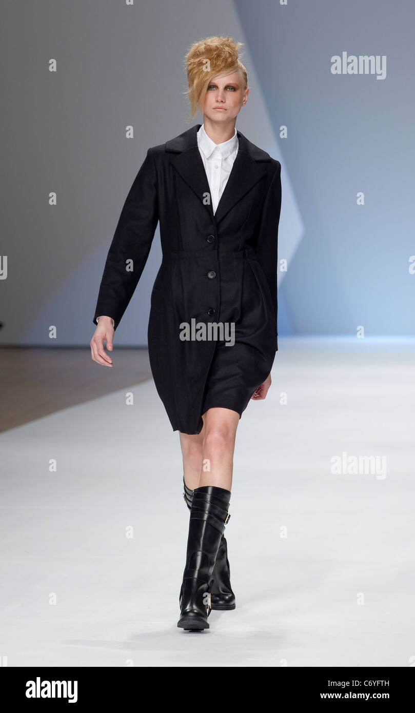 Model Portugal Fashion Re-Mixed Winter 2011 - Ana Salazar - Catwalk ...