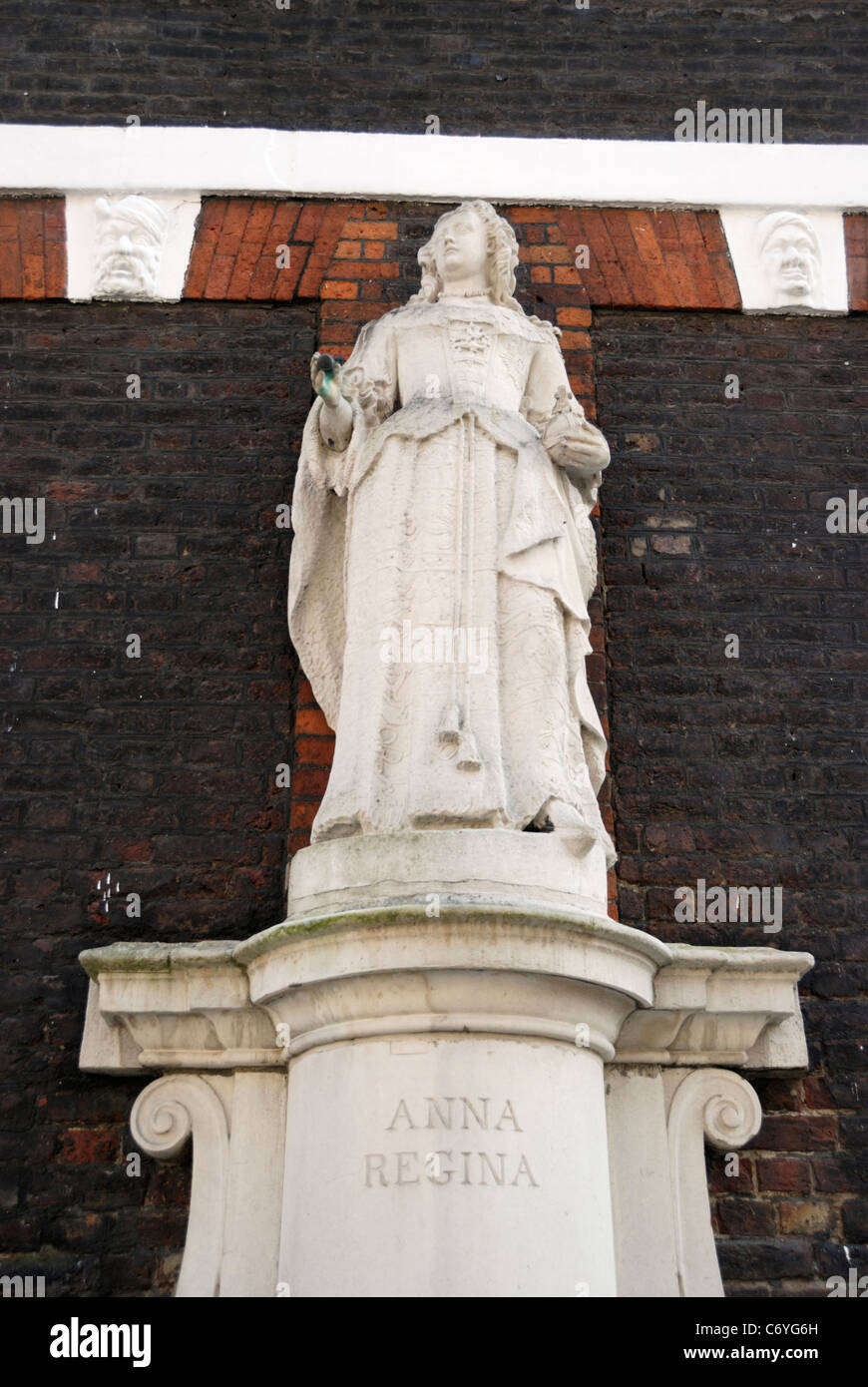 Statue queen annes gate westminster hi-res stock photography and images ...
