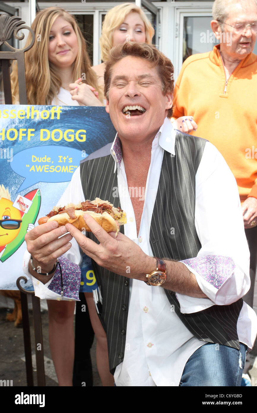 David Hasselhoff goes to Pinks Hotdog stand to promote the Hoff dog ...