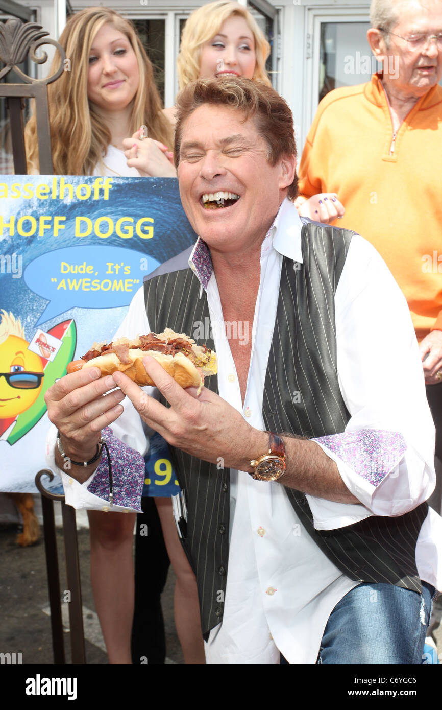 David Hasselhoff goes to Pinks Hotdog stand to promote the Hoff dog ...