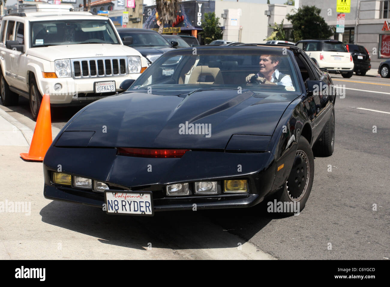 David Hasselhoff goes to Pinks Hotdog stand to promote the Hoff dog ...