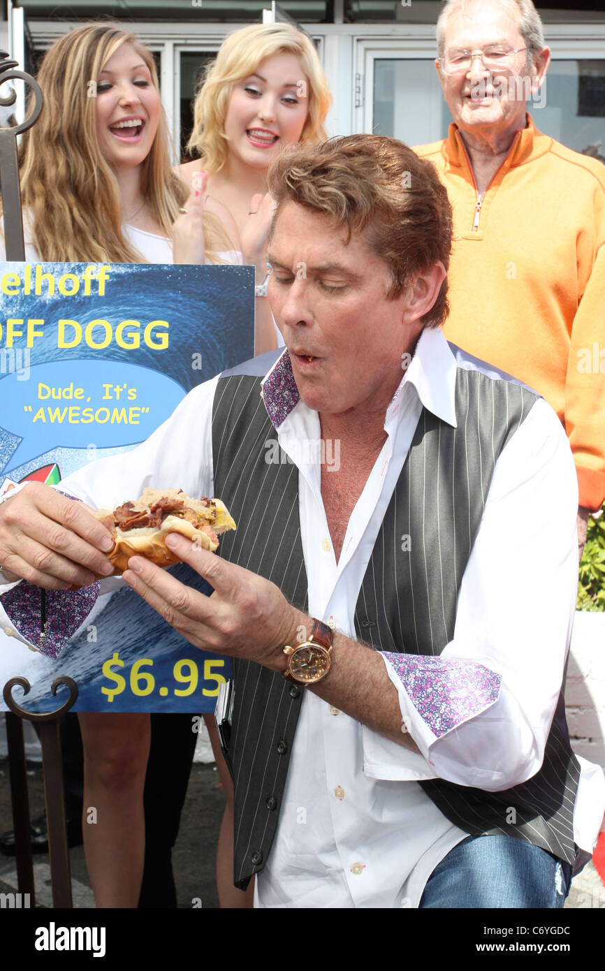 David Hasselhoff goes to Pinks Hotdog stand to promote the Hoff dog ...