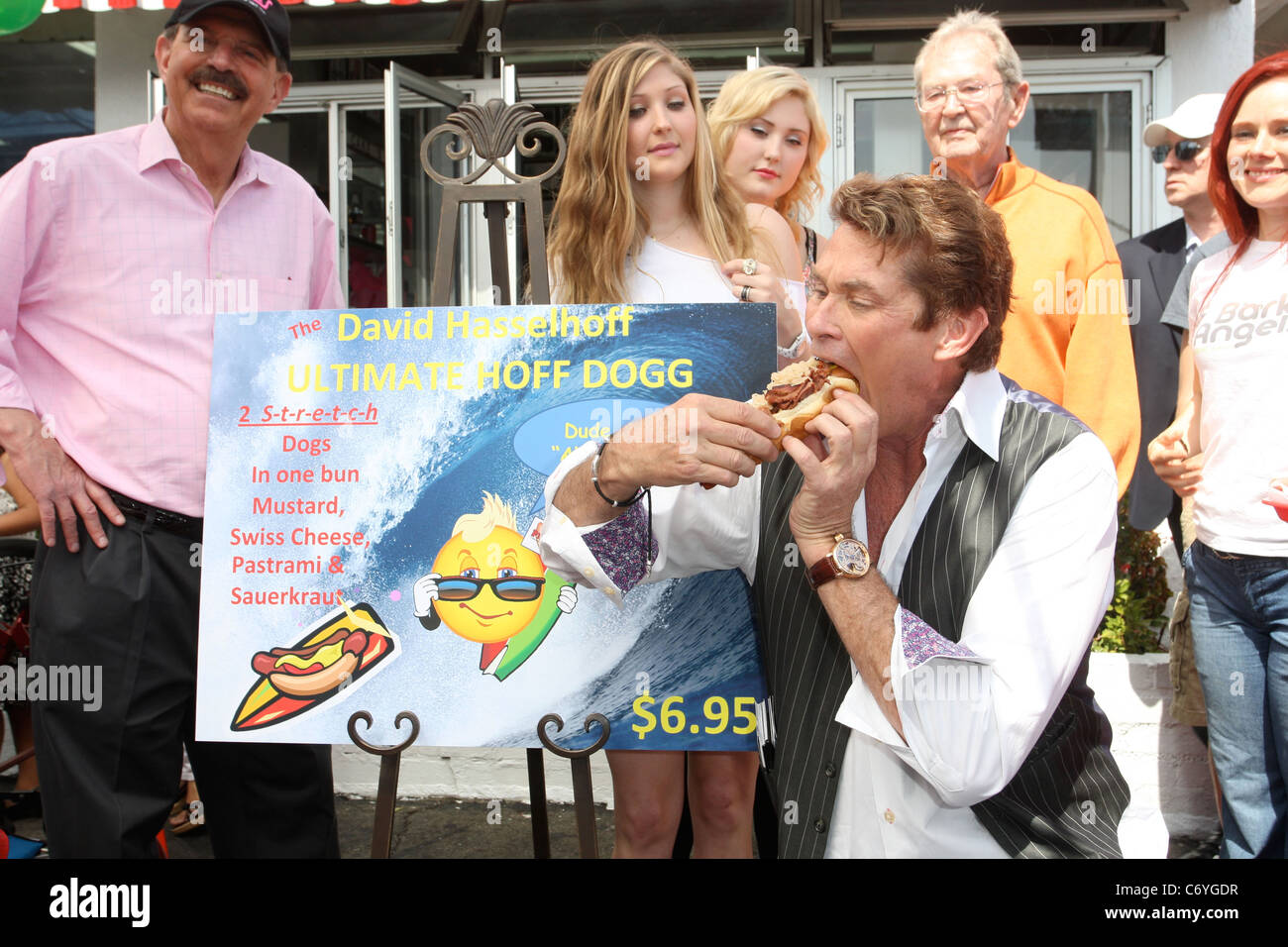 David Hasselhoff goes to Pinks Hotdog stand to promote the Hoff dog ...