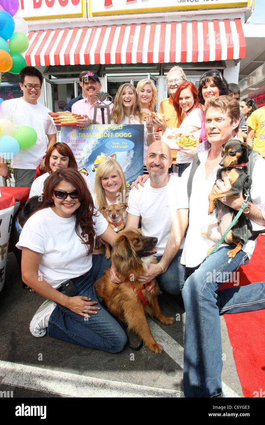 David Hasselhoff goes to Pinks Hotdog stand to promote the Hoff dog ...