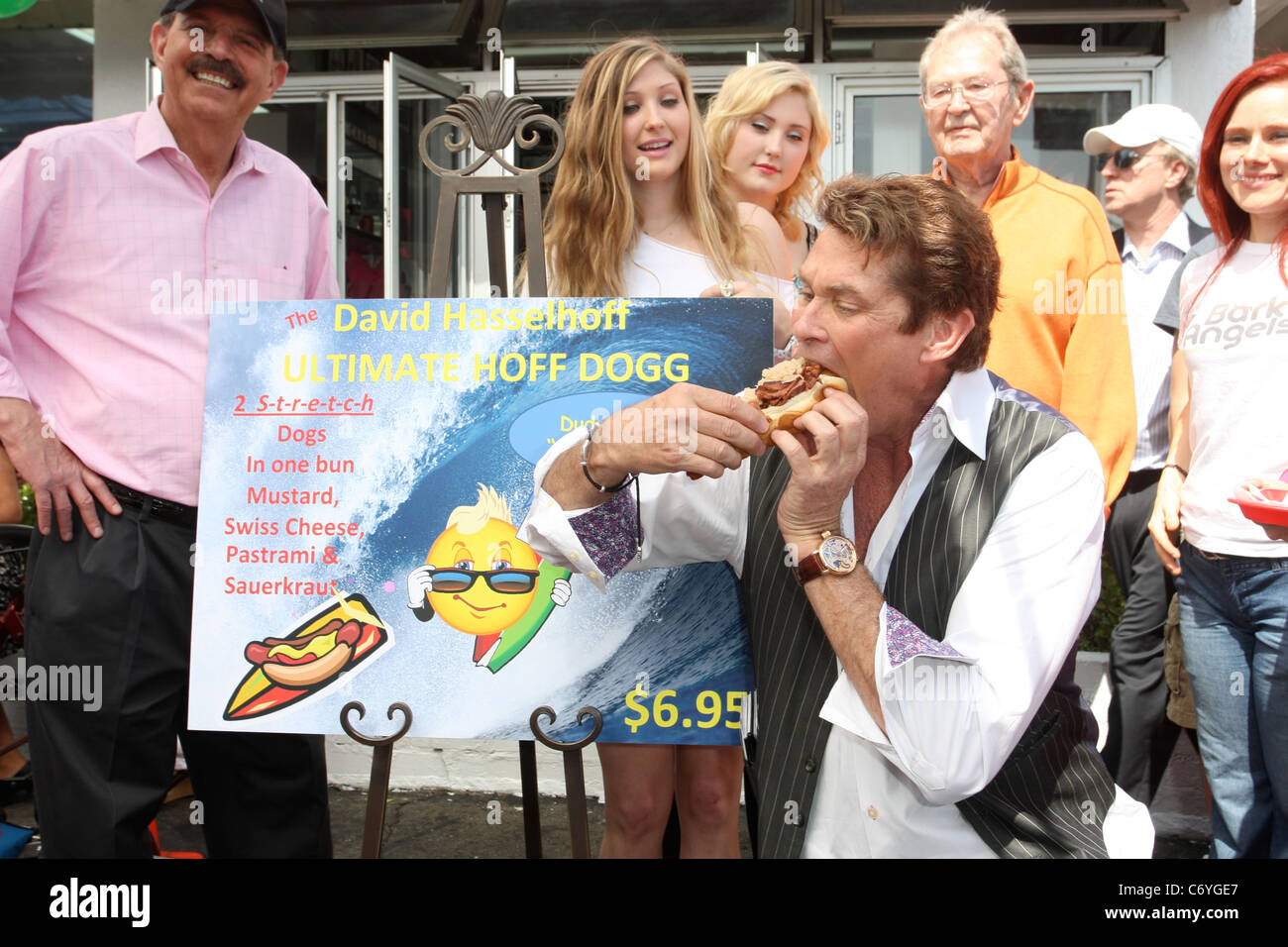 David Hasselhoff goes to Pinks Hotdog stand to promote the Hoff dog ...