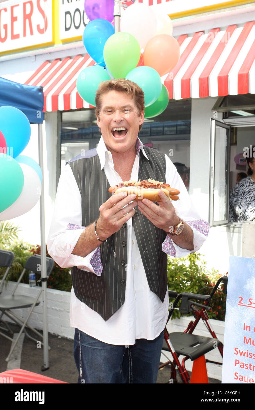 David Hasselhoff goes to Pinks Hotdog stand to promote the Hoff dog ...