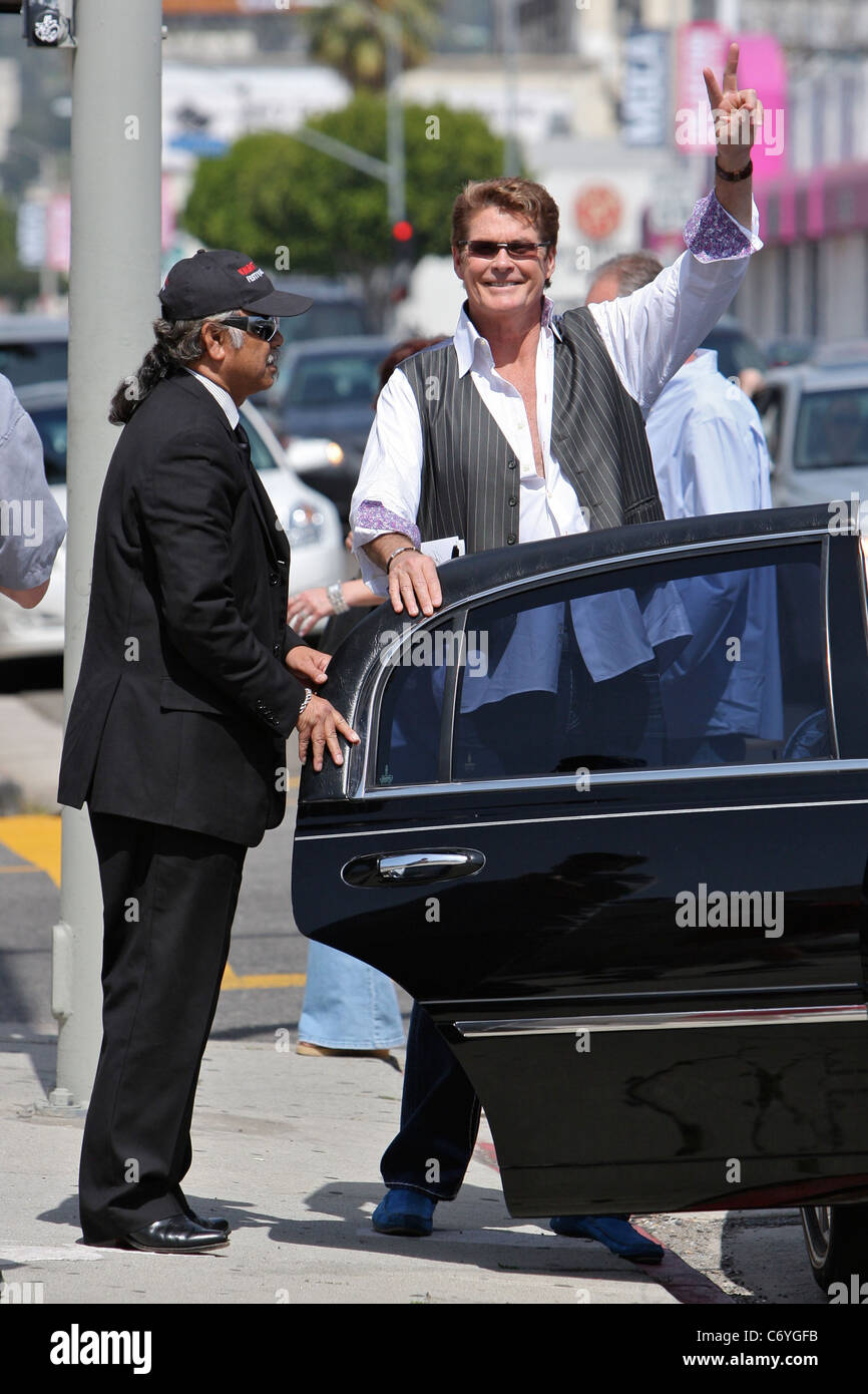 David Hasselhoff goes to Pinks Hotdog stand to promote the Hoff dog ...