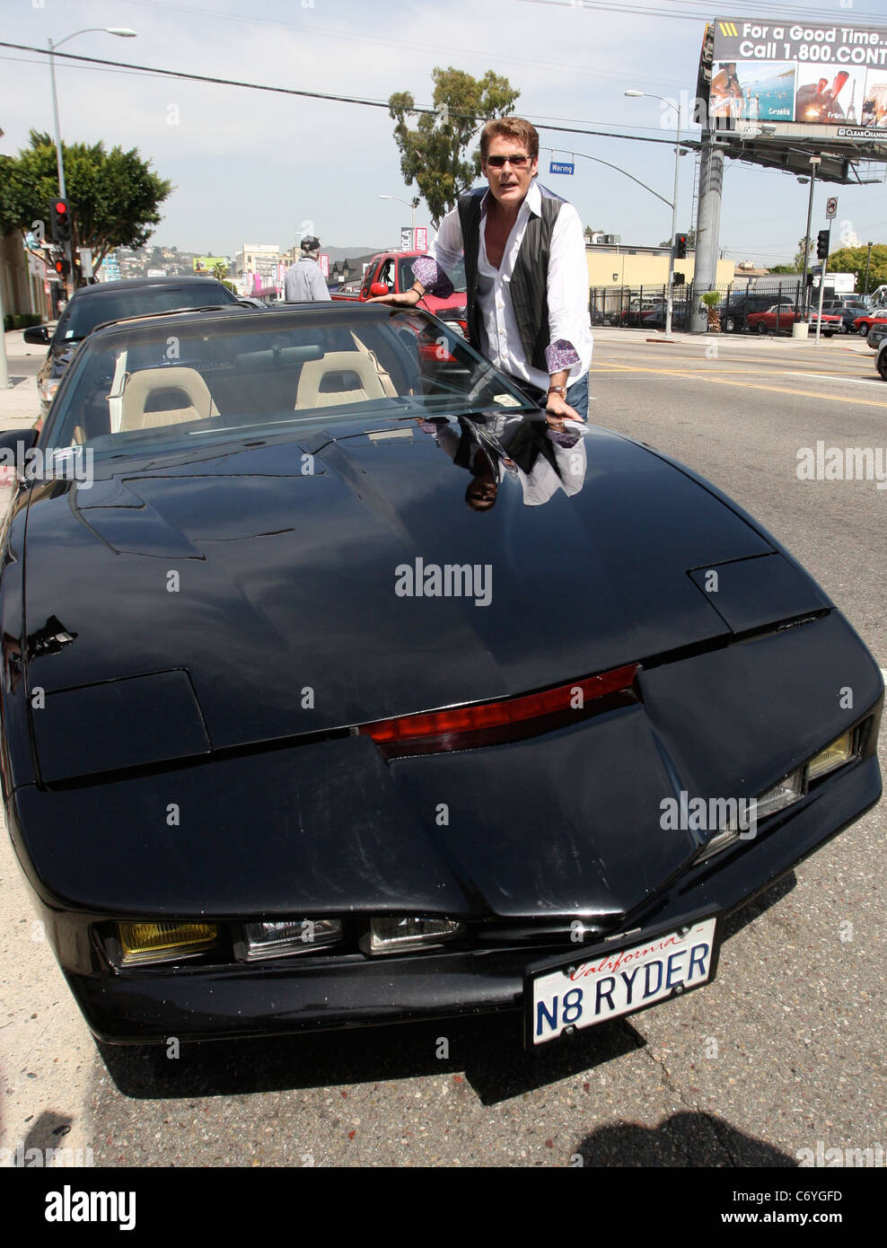 David Hasselhoff goes to Pinks Hotdog stand to promote the Hoff dog ...