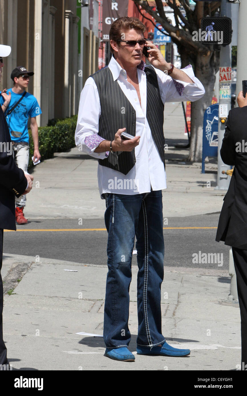 David Hasselhoff goes to Pinks Hotdog stand to promote the Hoff dog ...