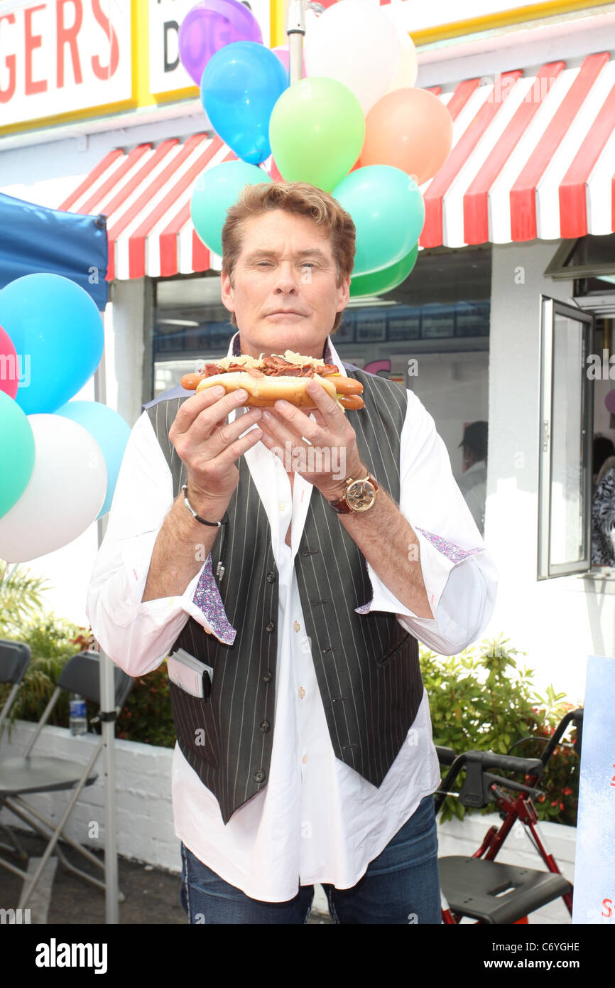 David Hasselhoff goes to Pinks Hotdog stand to promote the Hoff dog ...