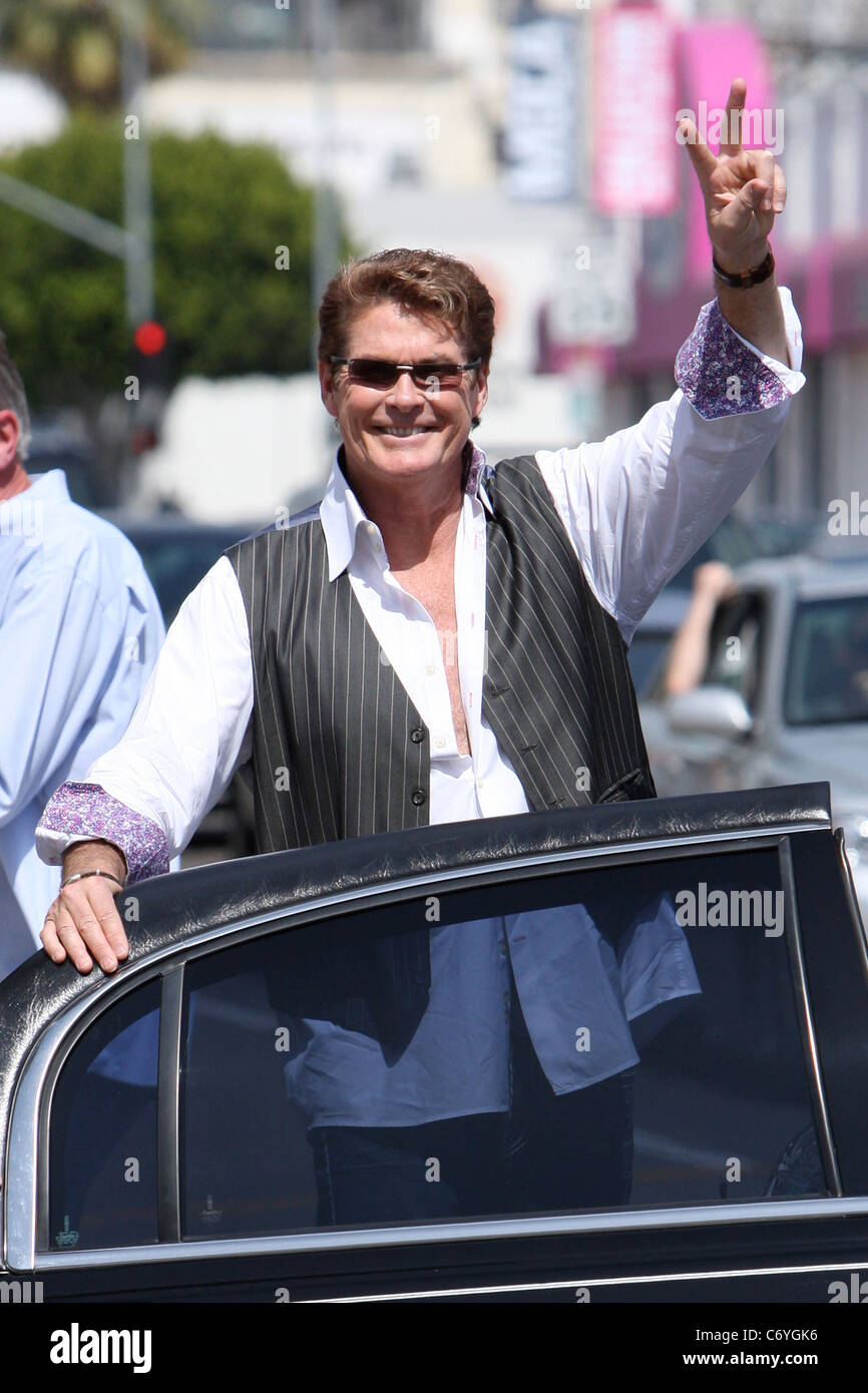 David Hasselhoff goes to Pinks Hotdog stand to promote the Hoff dog ...