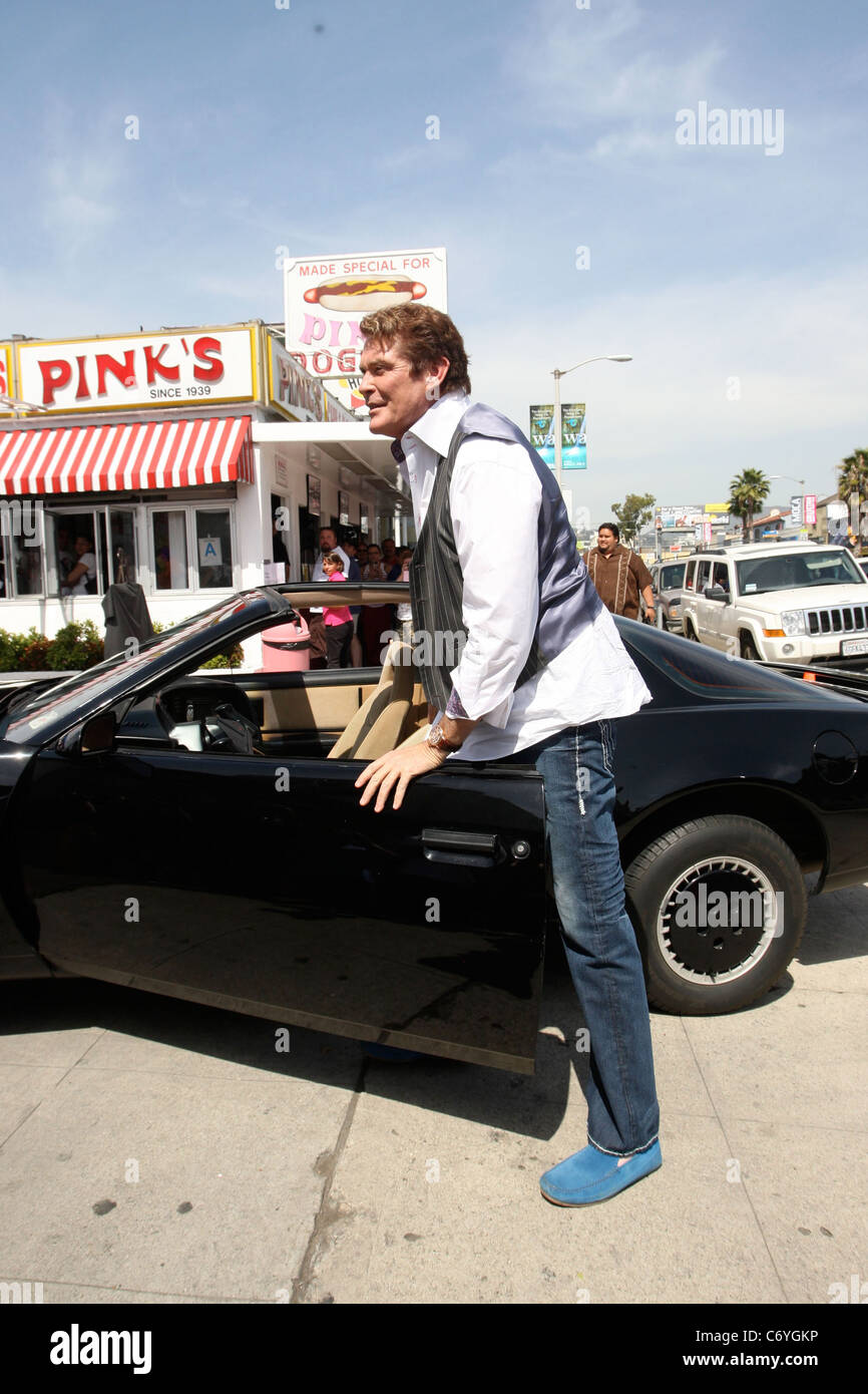 David Hasselhoff goes to Pinks Hotdog stand to promote the Hoff dog ...
