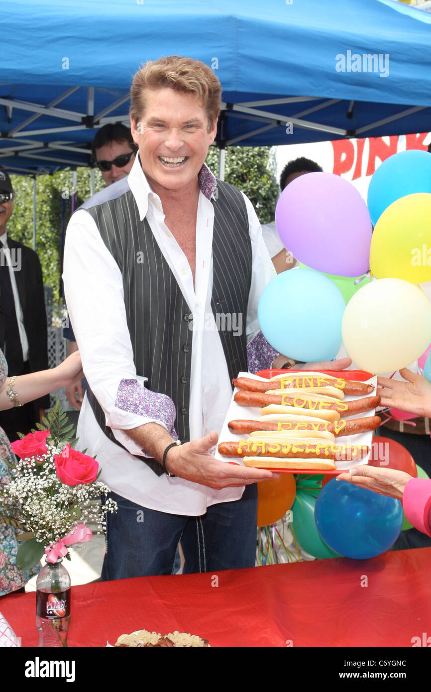 David Hasselhoff goes to Pinks Hotdog stand to promote the Hoff dog ...