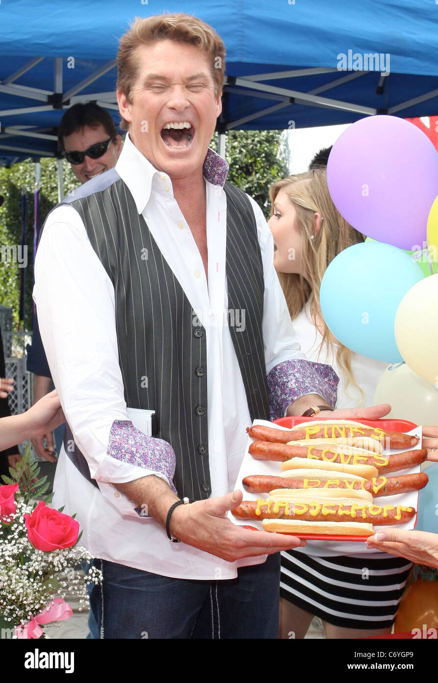 David Hasselhoff goes to Pinks Hotdog stand to promote the Hoff dog ...