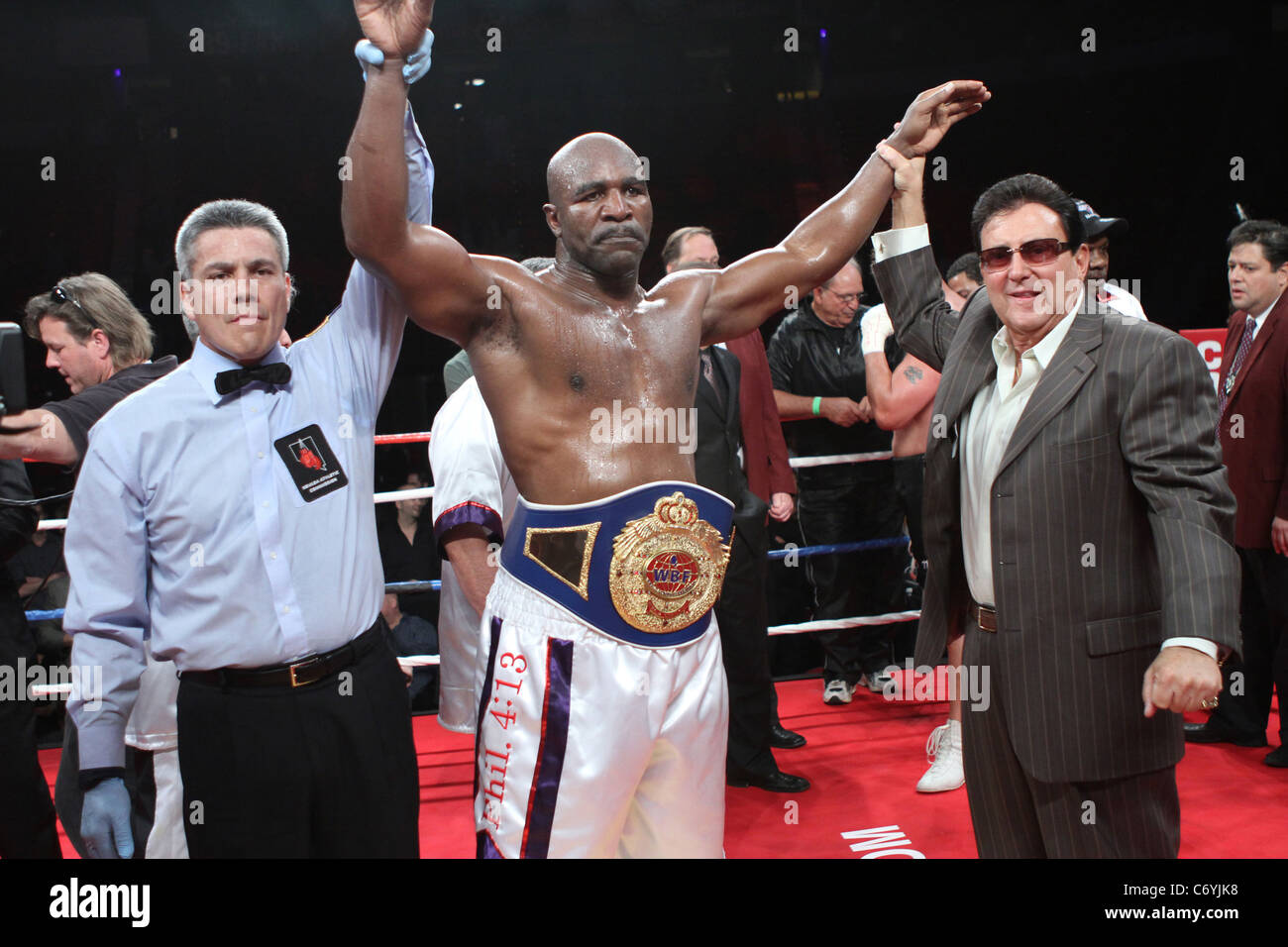 Evander Holyfield wins the fight Evander Holyfield defeated Francois ...