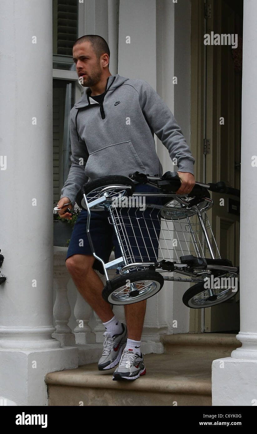 Joe Cole The England and Chelsea Football player Joe Cole with wife ...