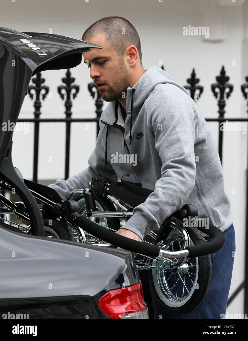 Joe Cole The England and Chelsea Football player Joe Cole with wife ...