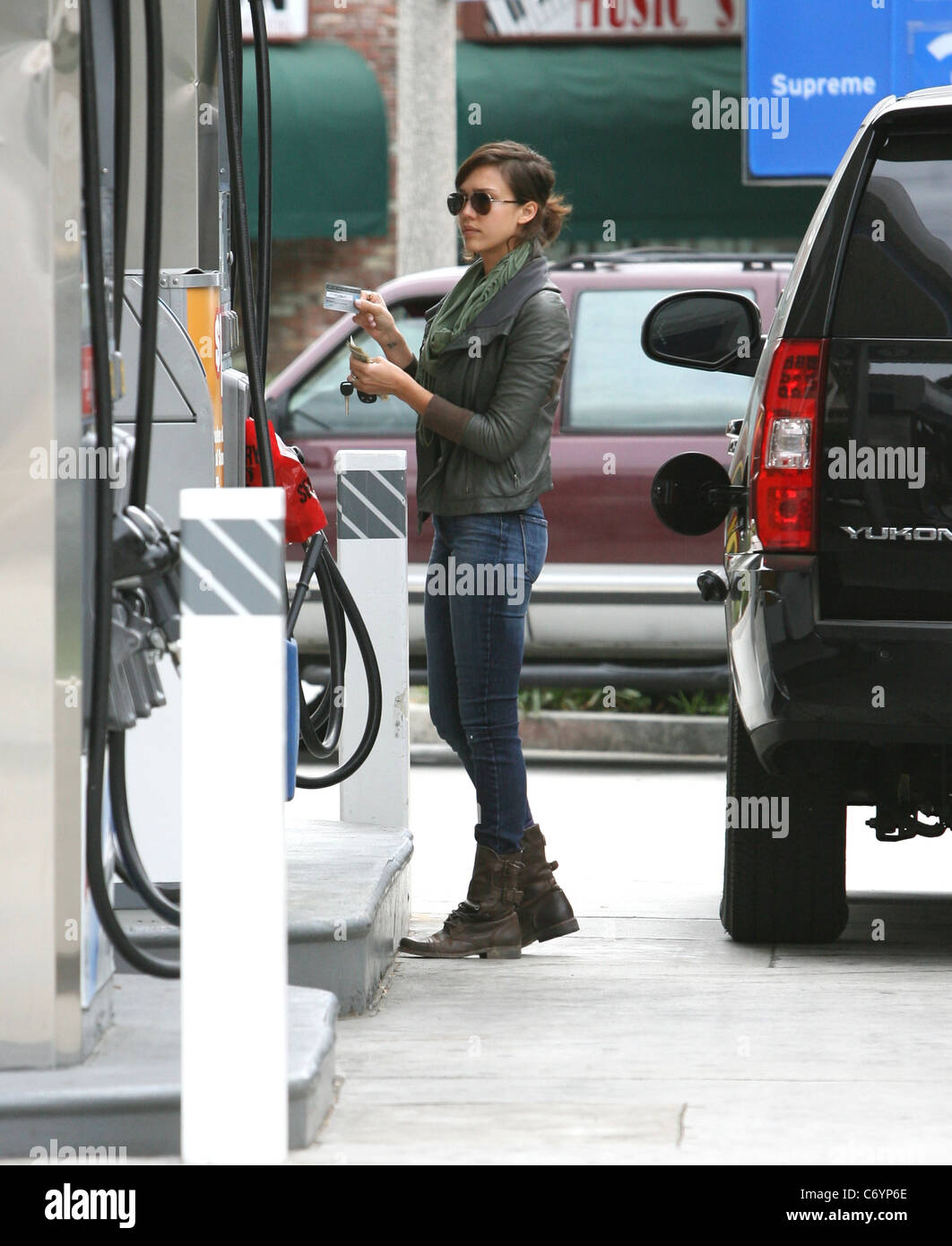 Jessica Alba filling up her car at a gas station in Westwood Los ...
