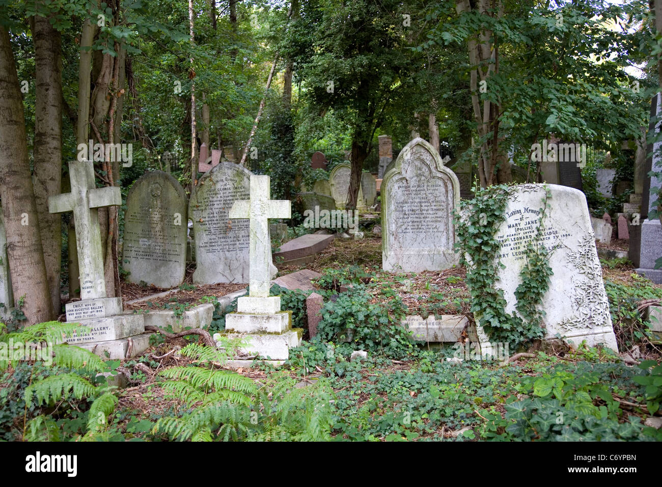 Overgrown gravestones highgate cemetery hi-res stock photography and ...