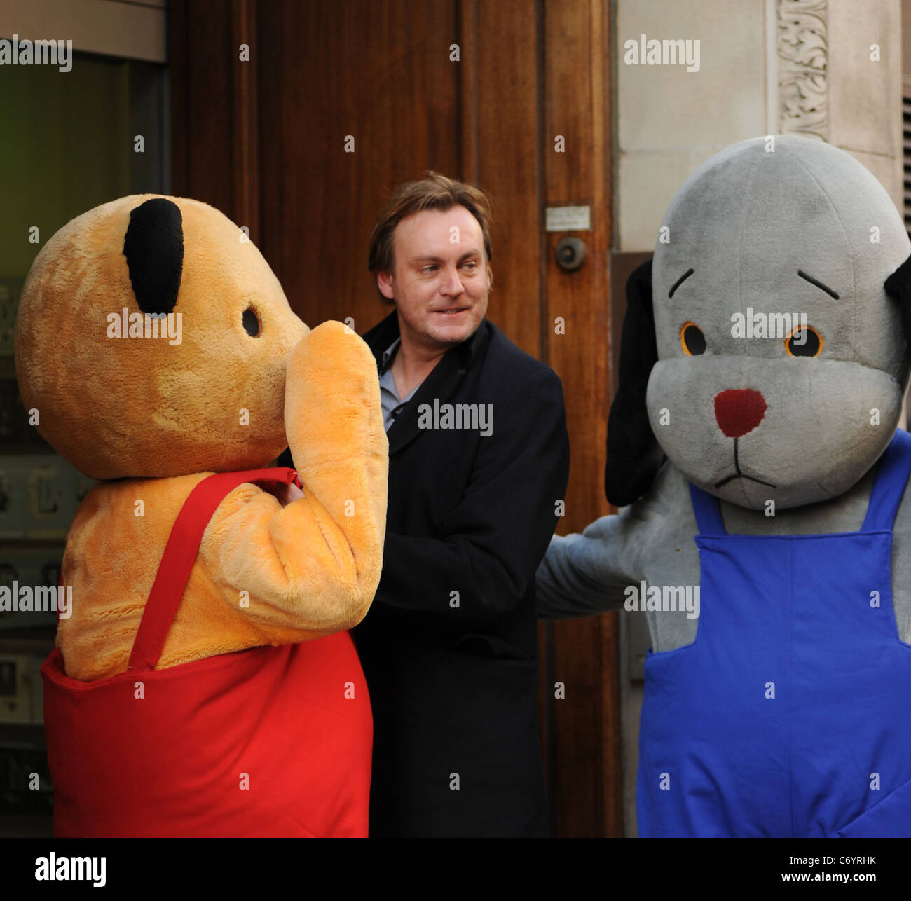 Sooty television hi-res stock photography and images - Alamy
