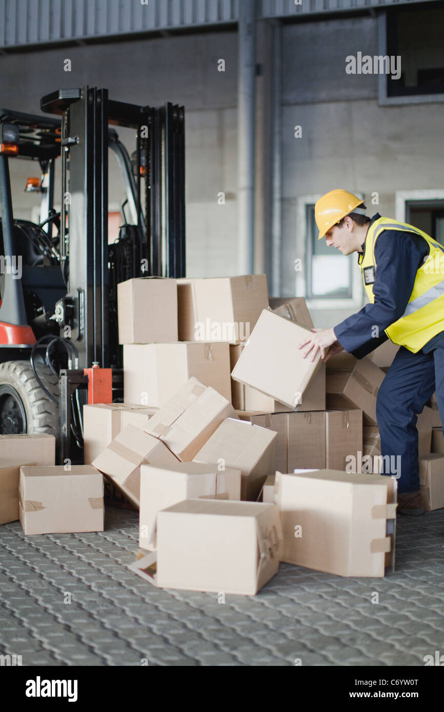 Forklift loading cardboard boxes hi-res stock photography and images ...