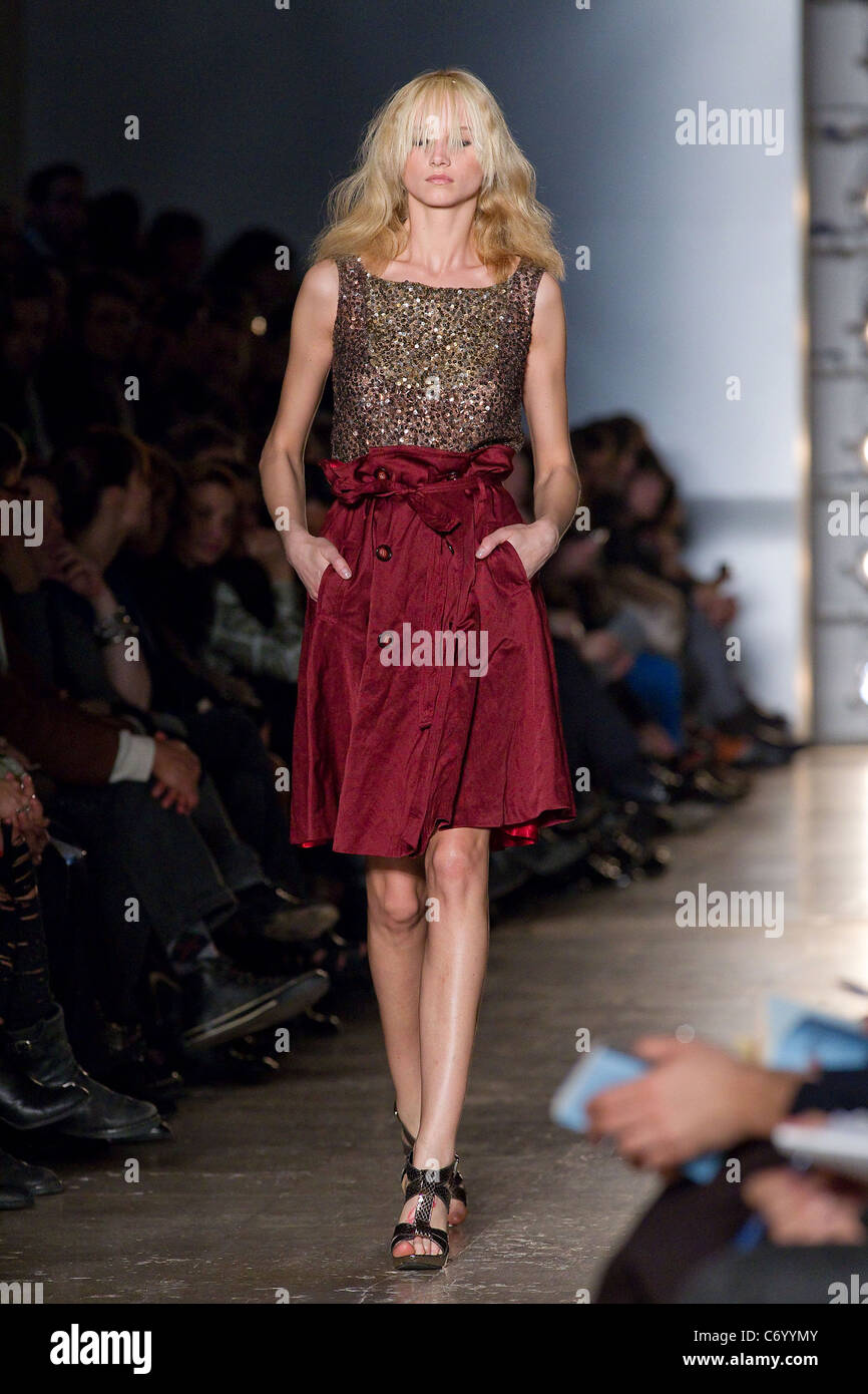 Model Lisbon Fashion Week CheckPoint Winter 2011 - Nuno Baltazar ...