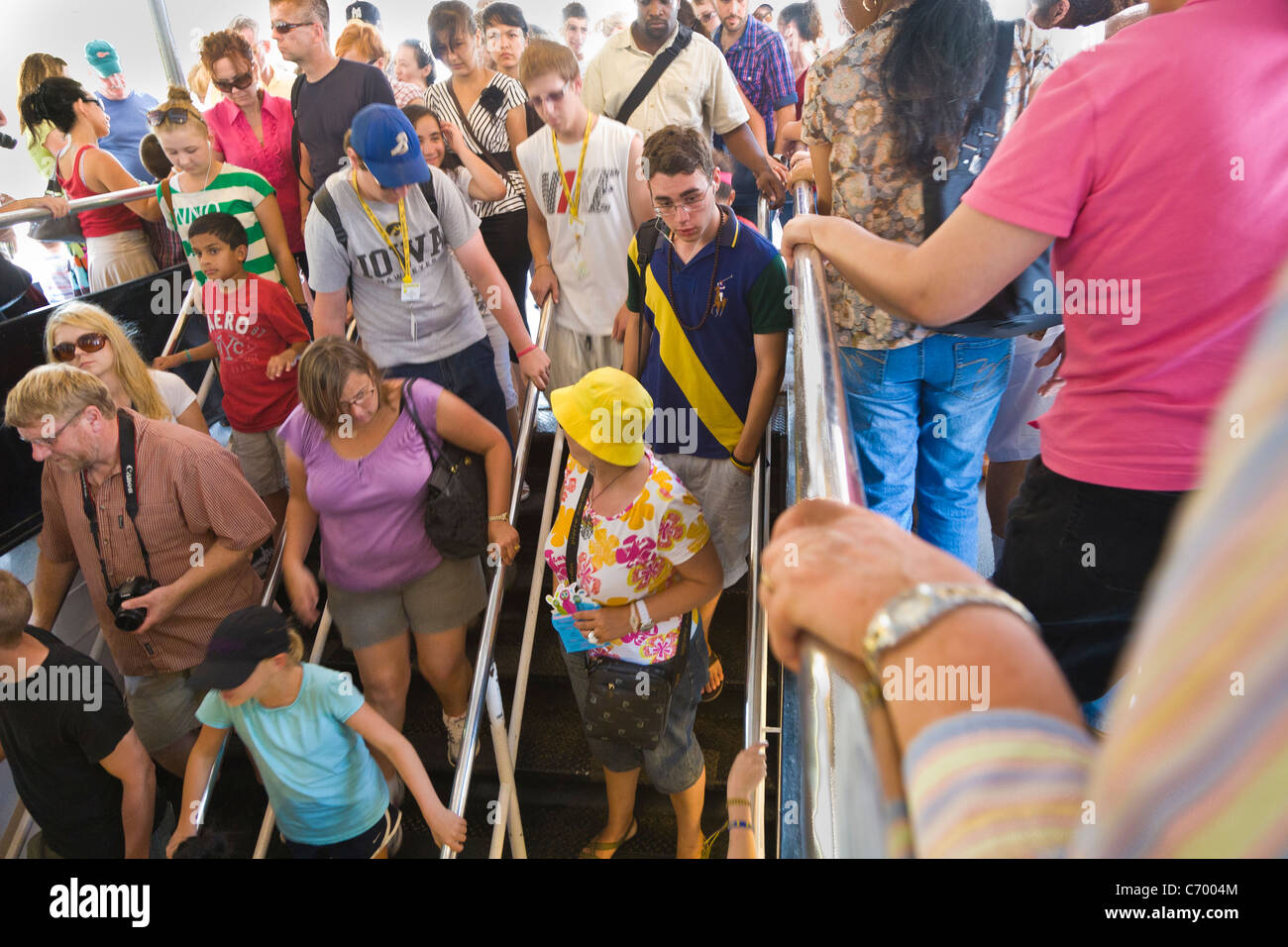 Crowding of people hi-res stock photography and images - Alamy