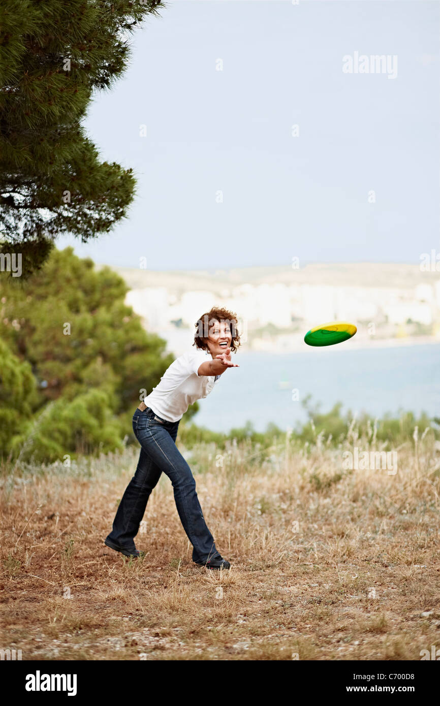 Person throwing frisbee hi-res stock photography and images - Alamy