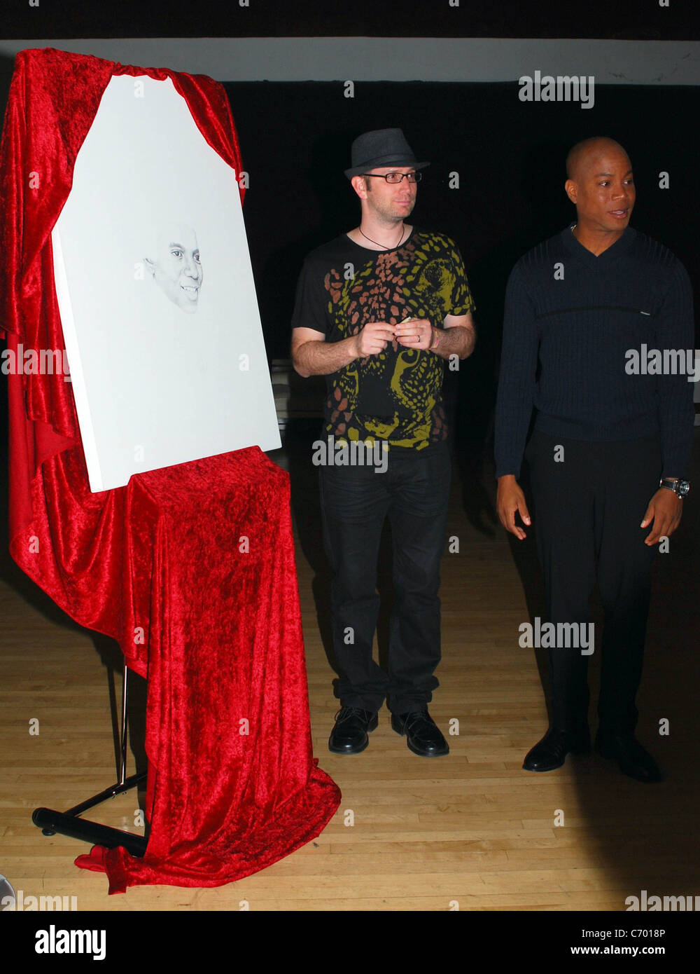 Artist Davis llan with Travis Payne Celebrity artist David Ilan creates ...