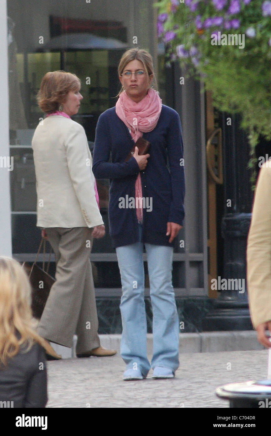 Actor Jennifer Aniston filming her new movie 'Just Go With It' on Rodeo ...