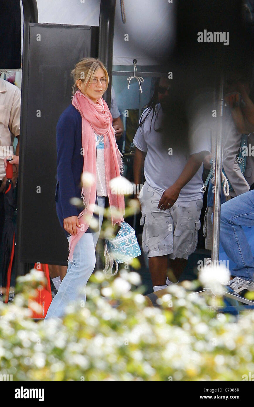 Jennifer Aniston filming her new movie 'Just Go With It' on Rodeo Drive ...