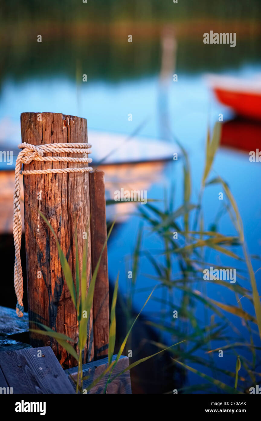 Rope tied on wooden post at dock Stock Photo - Alamy