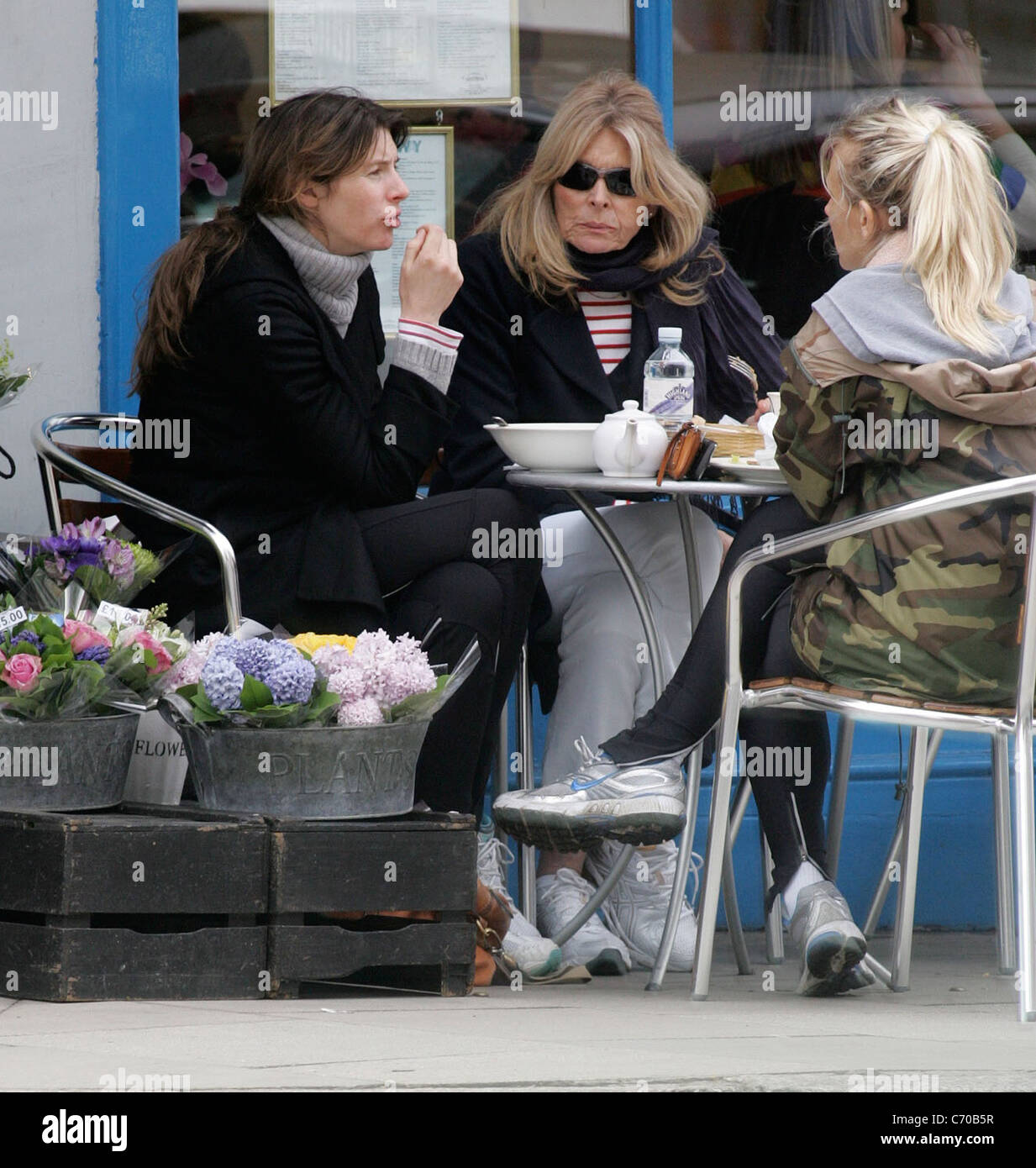 Jools Oliver having lunch with some friends at a cafe in Primrose Hill ...