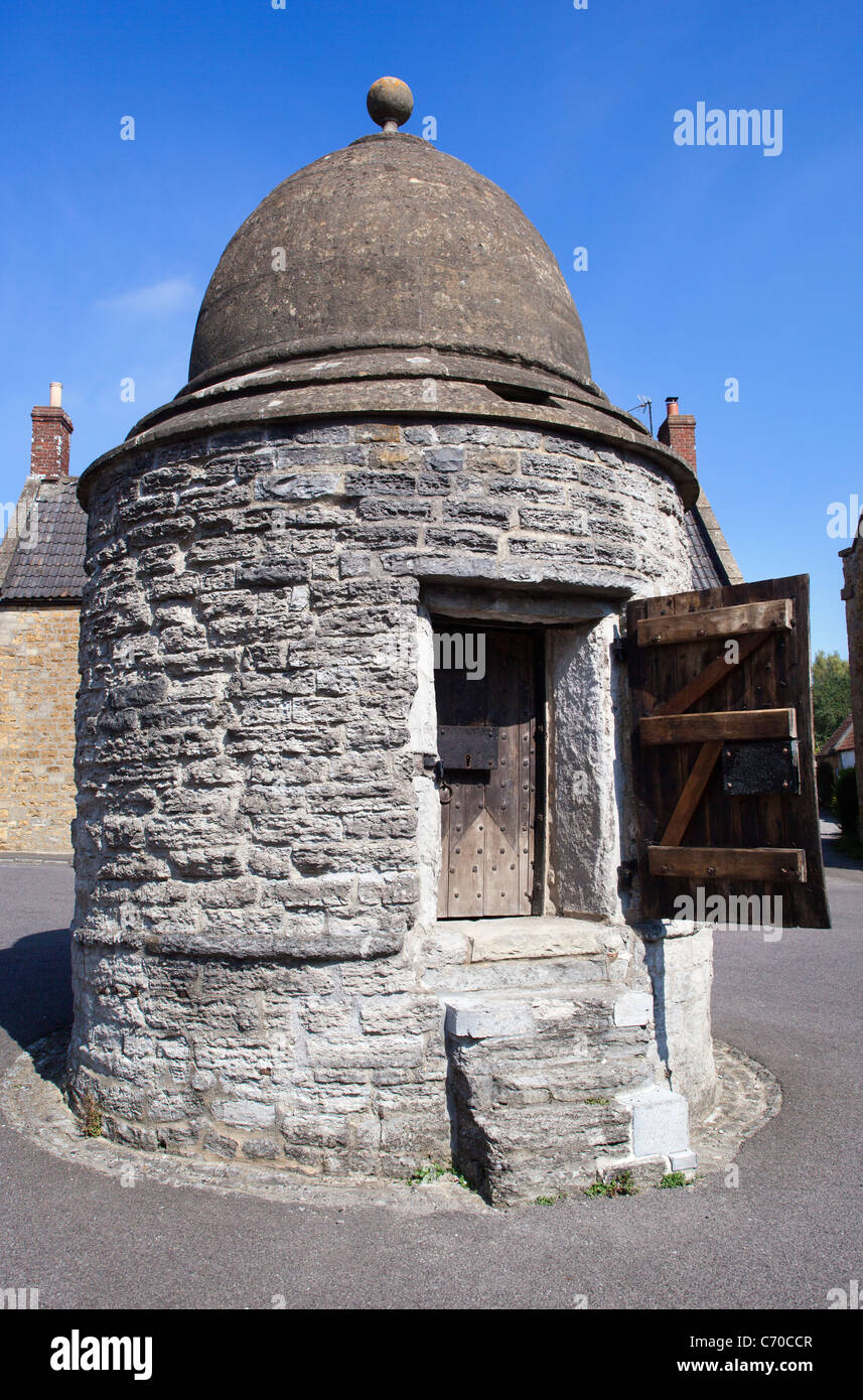 Prison holding cell uk hi-res stock photography and images - Alamy
