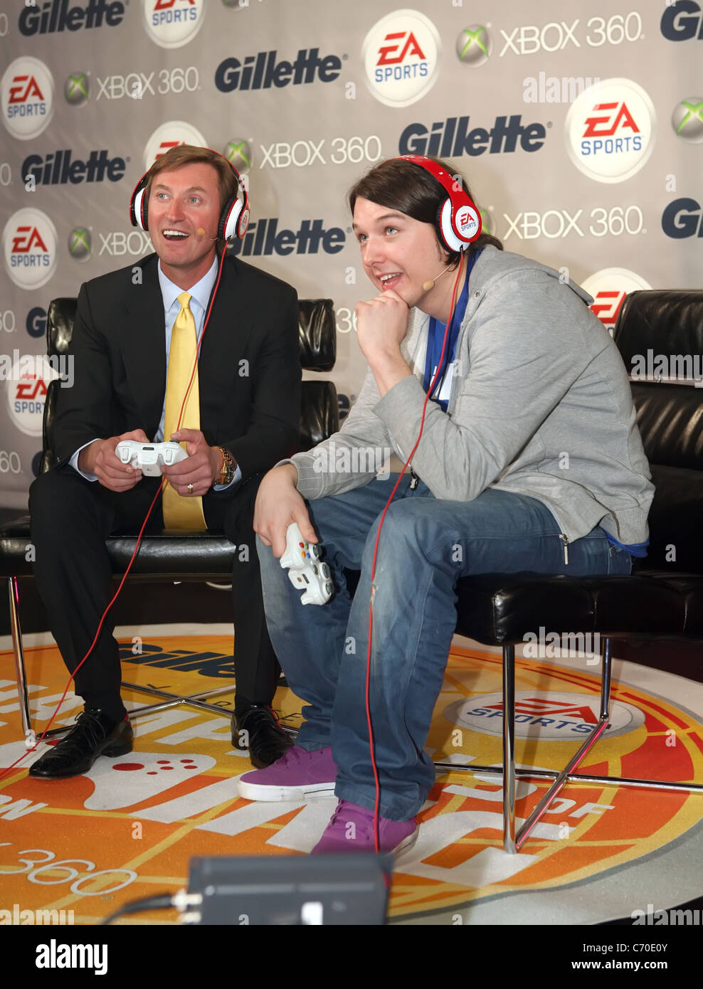 Wayne Gretzky plays hockey against Viktor Ghamari the Gillette - EA ...