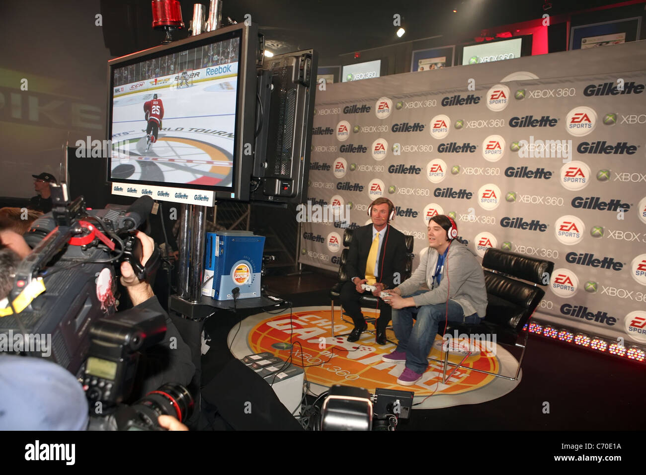 Wayne Gretzky plays hockey against Viktor Ghamari the Gillette - EA ...