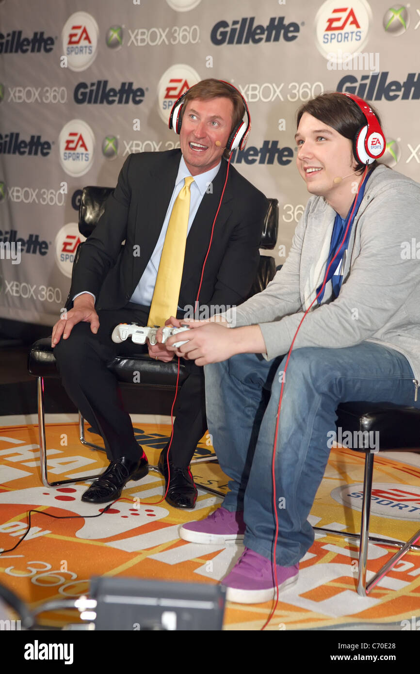 Wayne Gretzky plays hockey against Viktor Ghamari the Gillette - EA ...