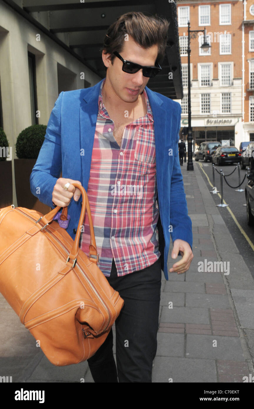 Mark Ronson outside the May Fair hotel London, England - 15.04.10 ...
