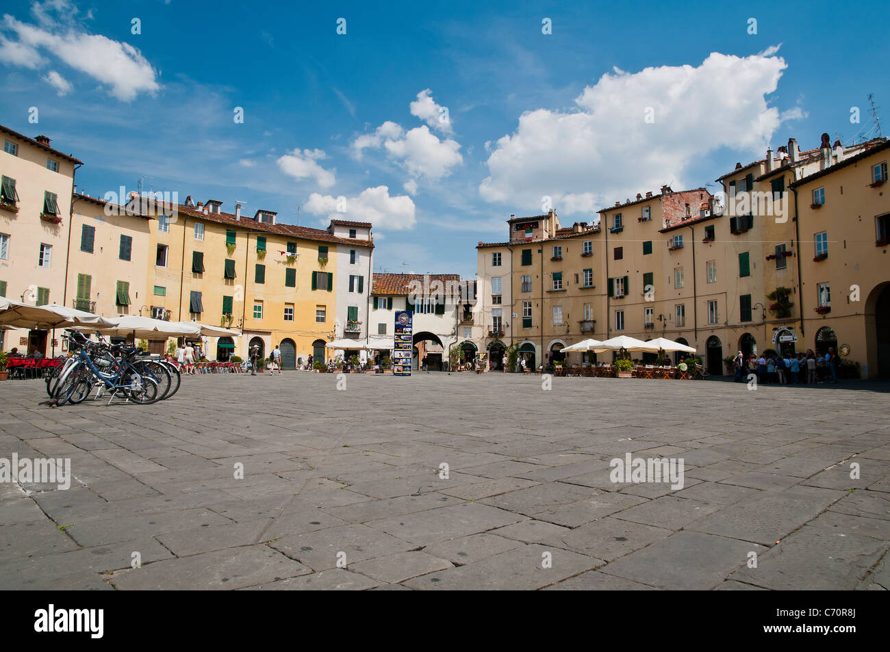Piazza dellanfiteatro lucca toscana hi-res stock photography and images ...
