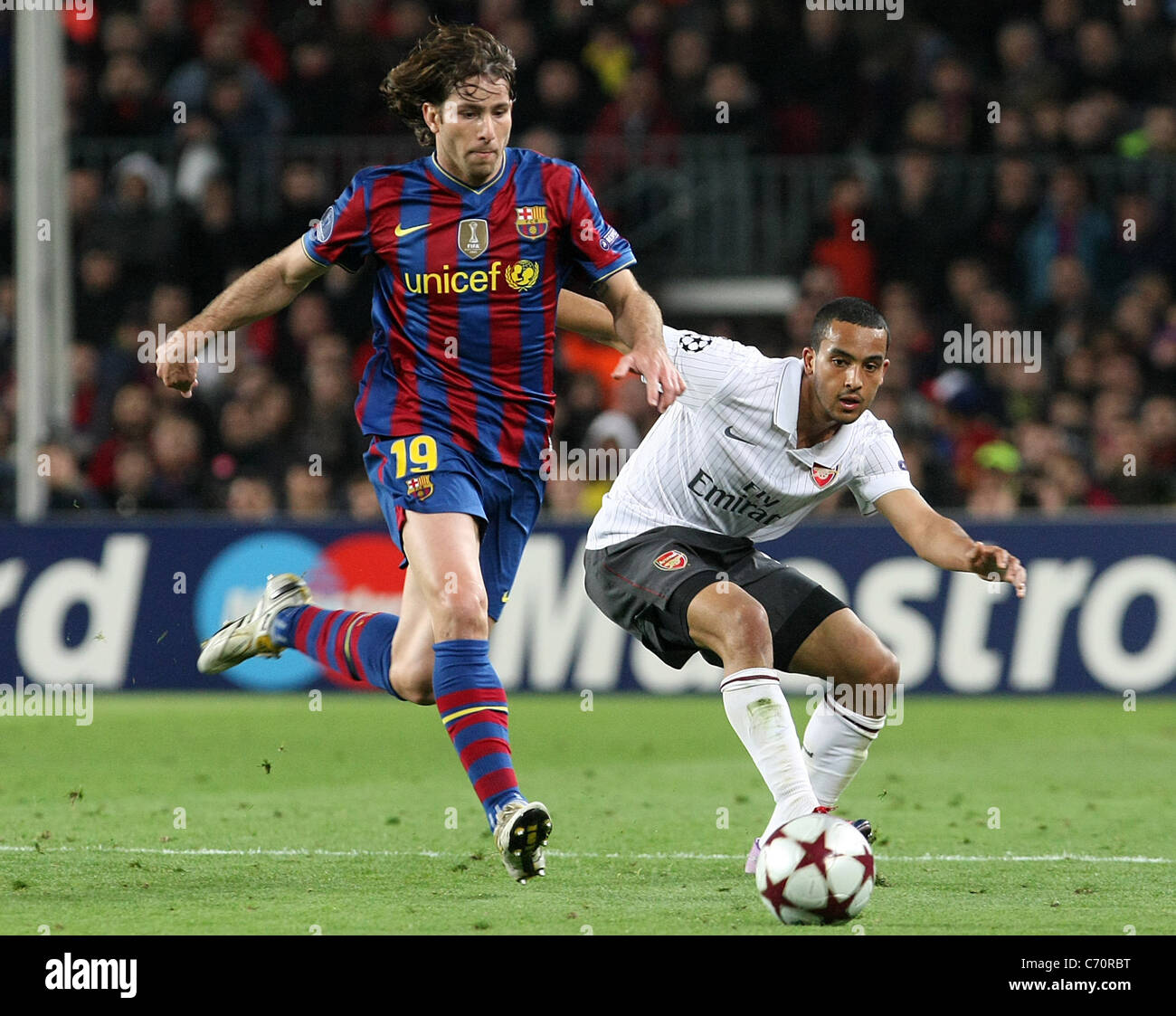 FC Barcelona's Maxwell (l) and Arsenal's Theo Walcott during the UEFA ...
