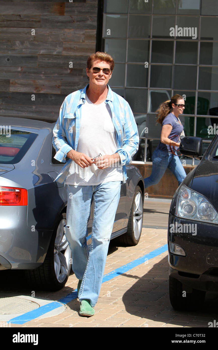 David Hasselhoff returns to his car after shopping at Kitson in Malibu ...