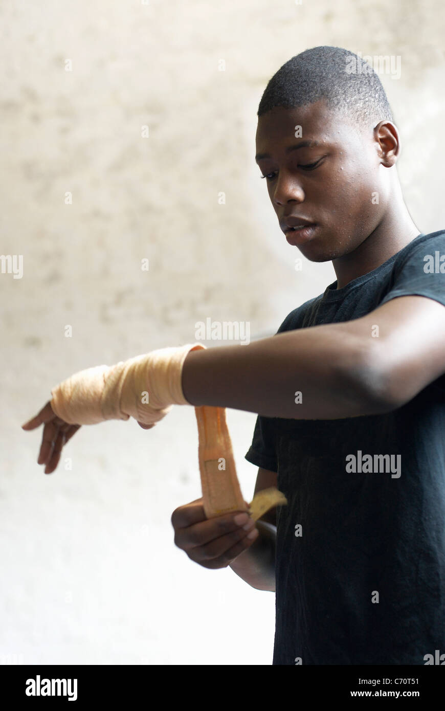 Hand wrapping hi-res stock photography and images - Alamy