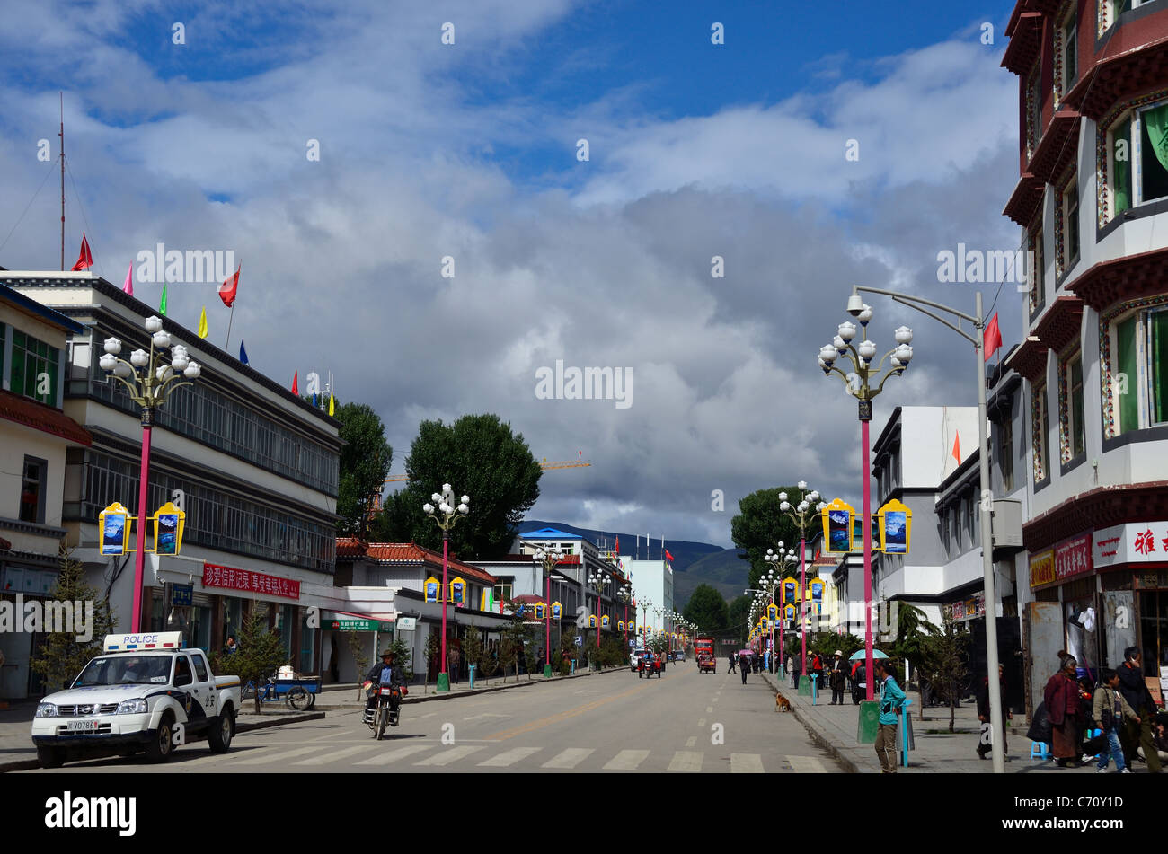 Buzzing street of Daocheng county town. Sichuan, China Stock Photo - Alamy