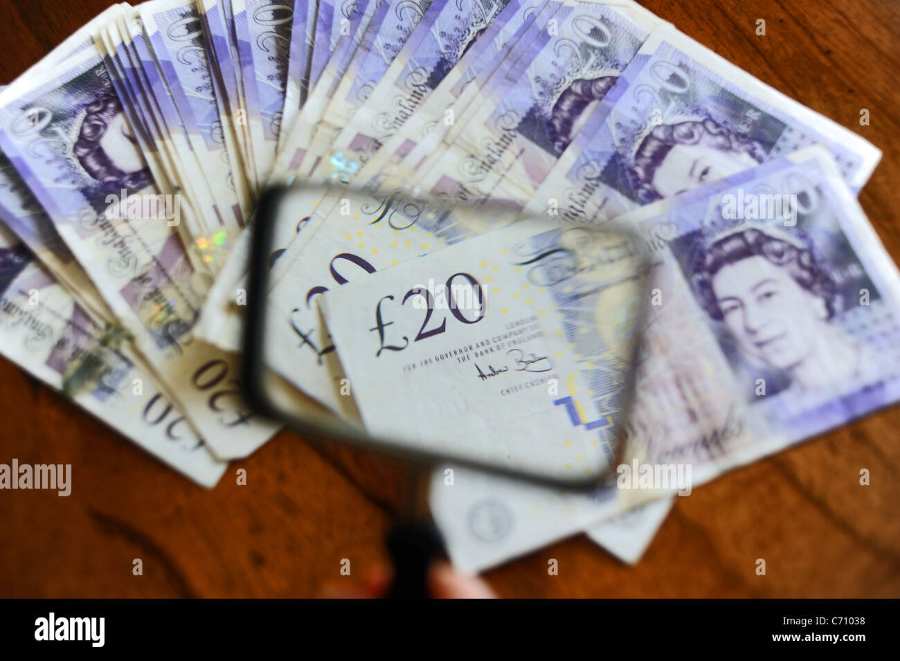 Bank of England £20 sterling notes under a magnifying glass Stock Photo ...